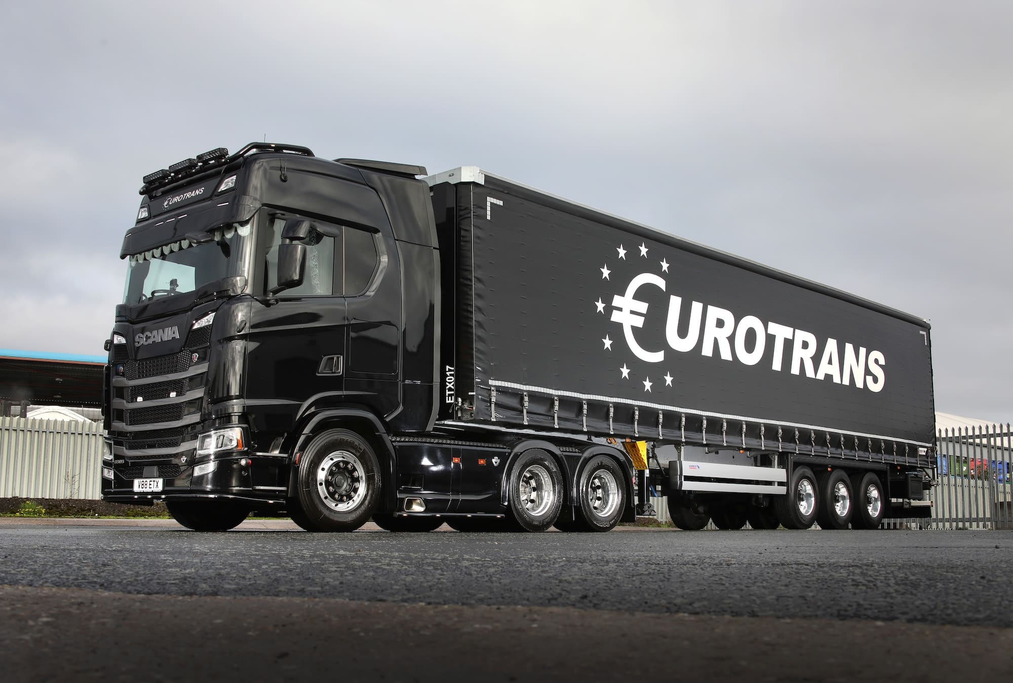 Schmitz Cargobull celebrates UK transporter’s anniversary - Global Trailer
